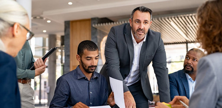 15 Signs of Ineffective Leadership (And How to Fix It)